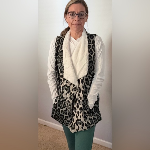 Jackets & Coats | Nwt Leopard Print Faux Fur Vest With White Lining Os ...